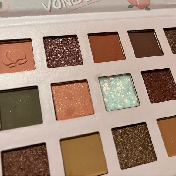 Makeup | 18 Color Neutral Warmtoned Peach Palette With Squishy Peach ...